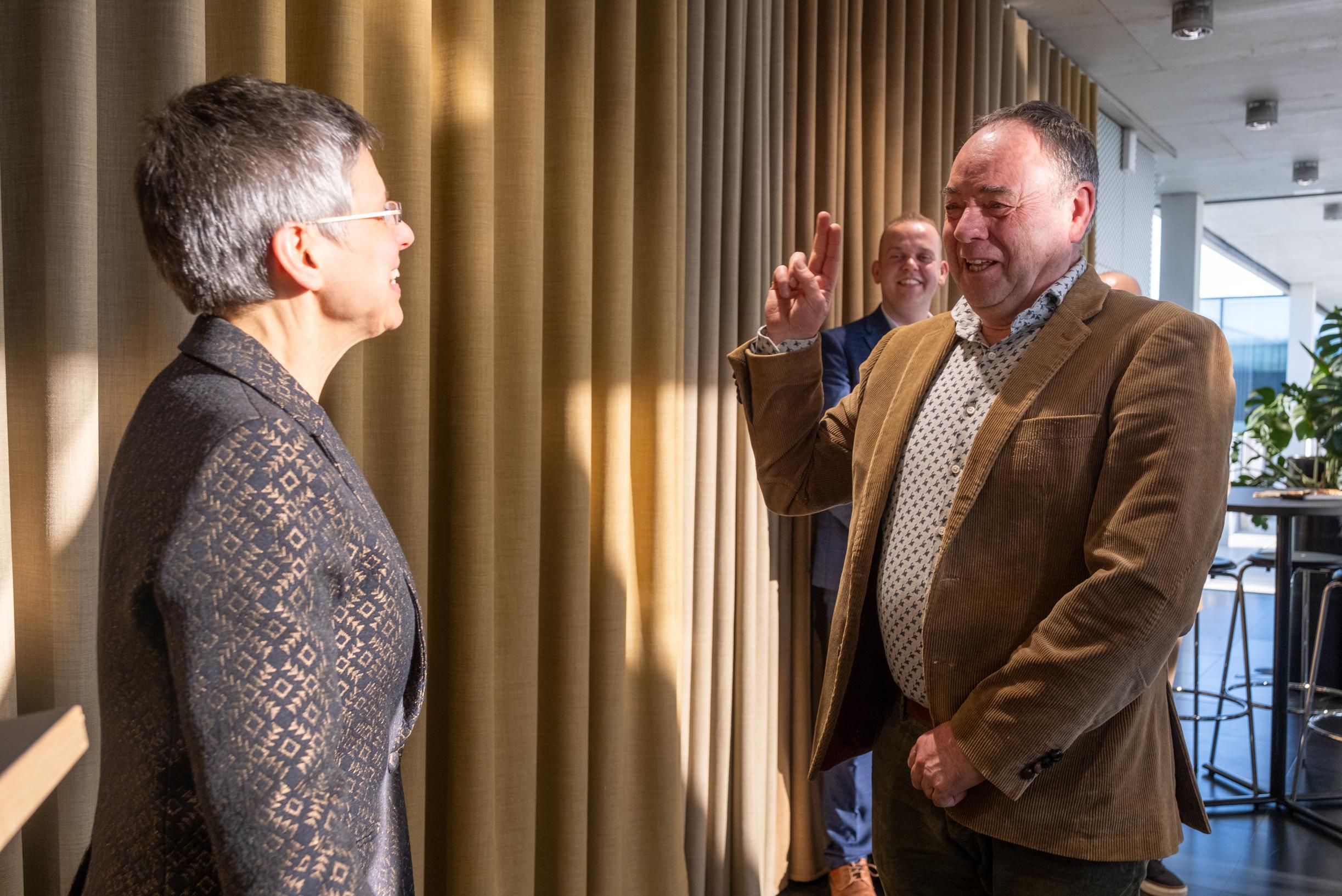 Patrick Geuens legt eed af bij gouverneur als ‘halve’ burgemeester: “Ik ga nog een, twee of drie ...